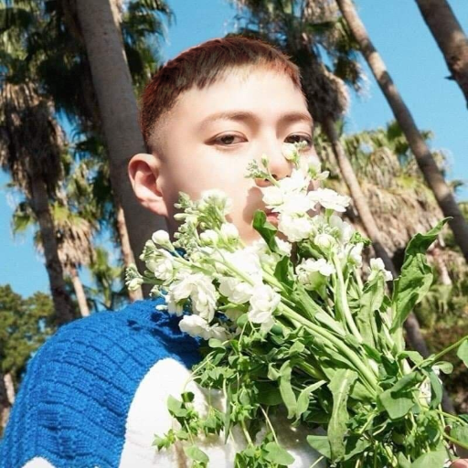 zyhzyh: Gsoul ( an description of ) ulzzang boy holding a bunch of ...